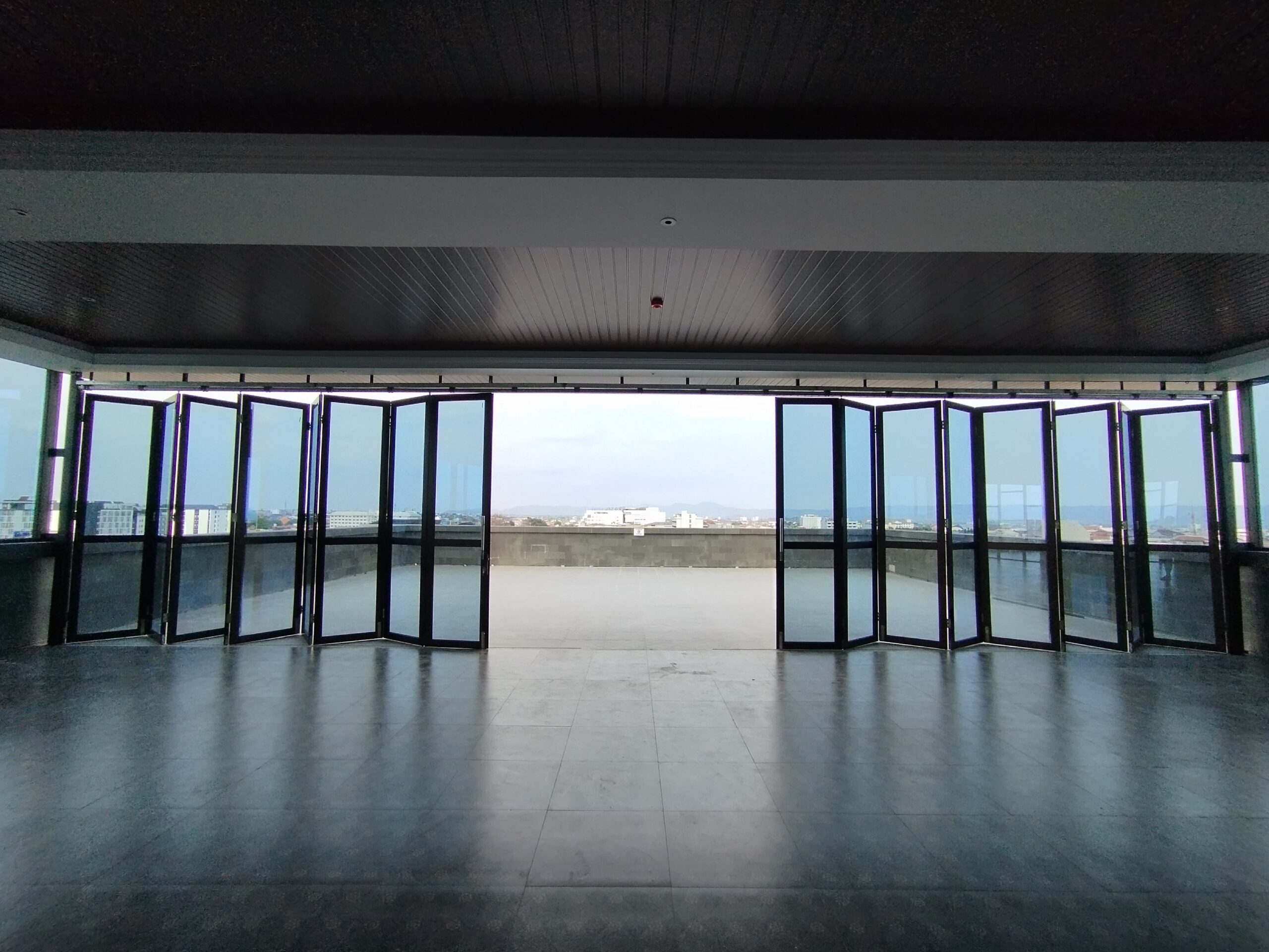 Penyekat Ruangan Kaca Menciptakan Keindahan dan Keterbukaan