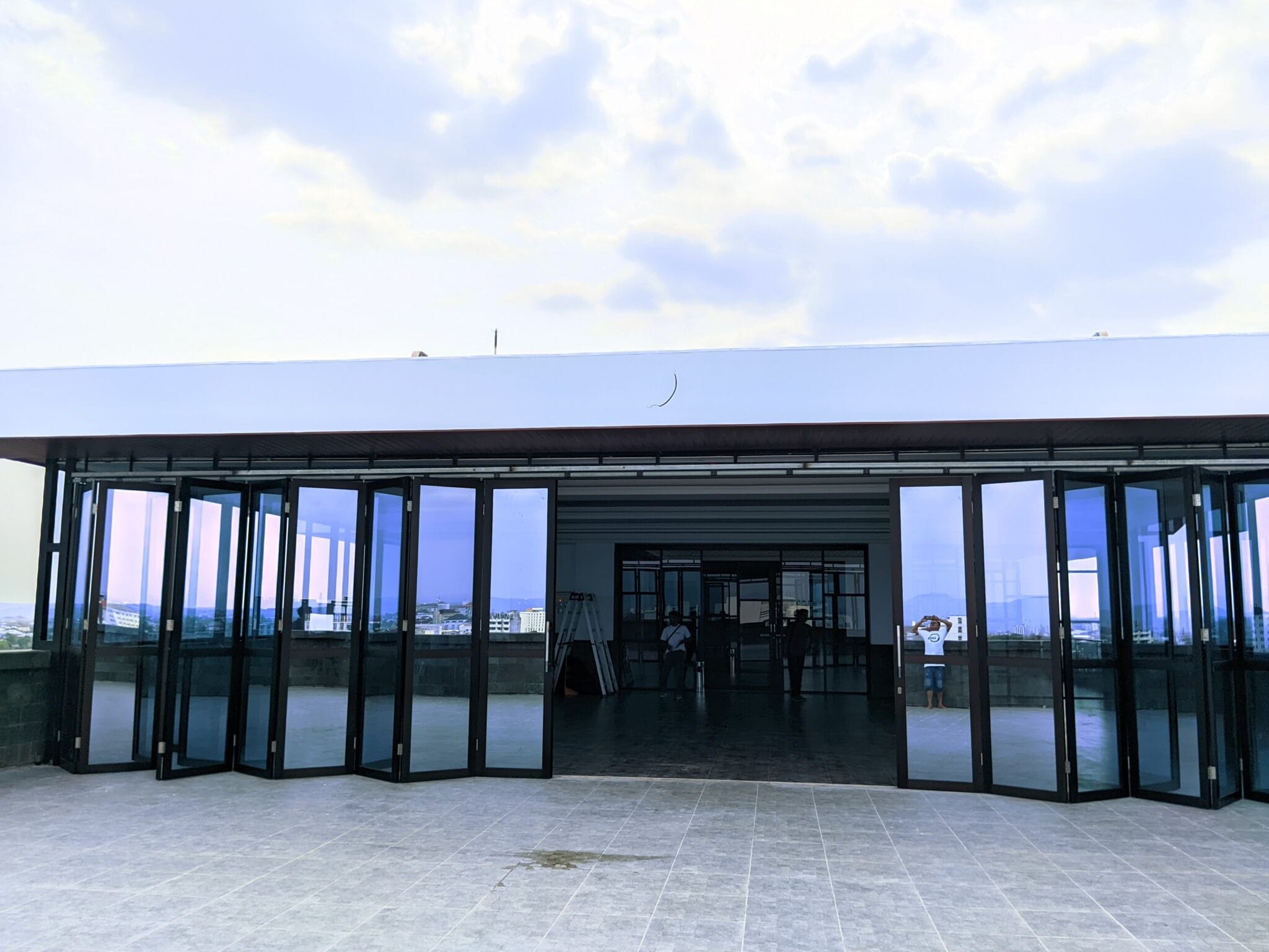 Penyekat Ruangan Kaca Menciptakan Keindahan dan Keterbukaan